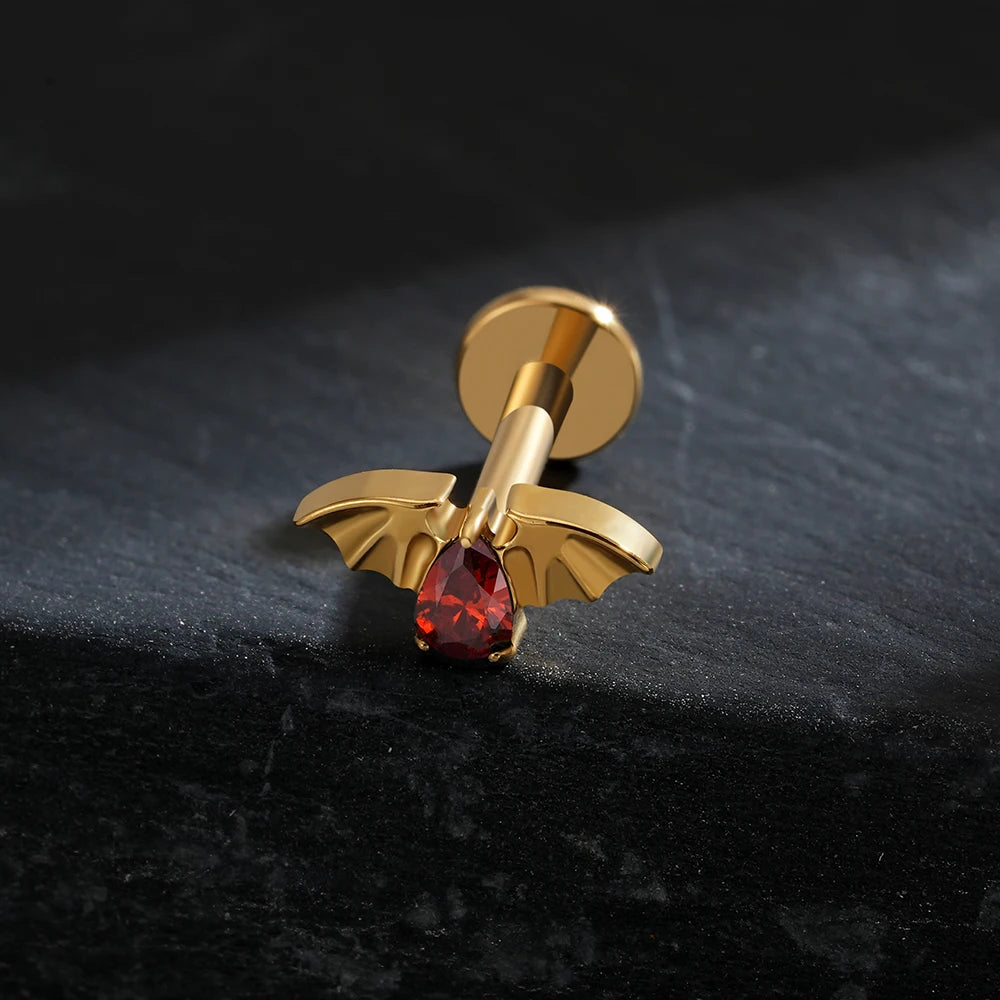 Flagermus helix piercing med en rød stein titan vampyr piercing Hallow ...