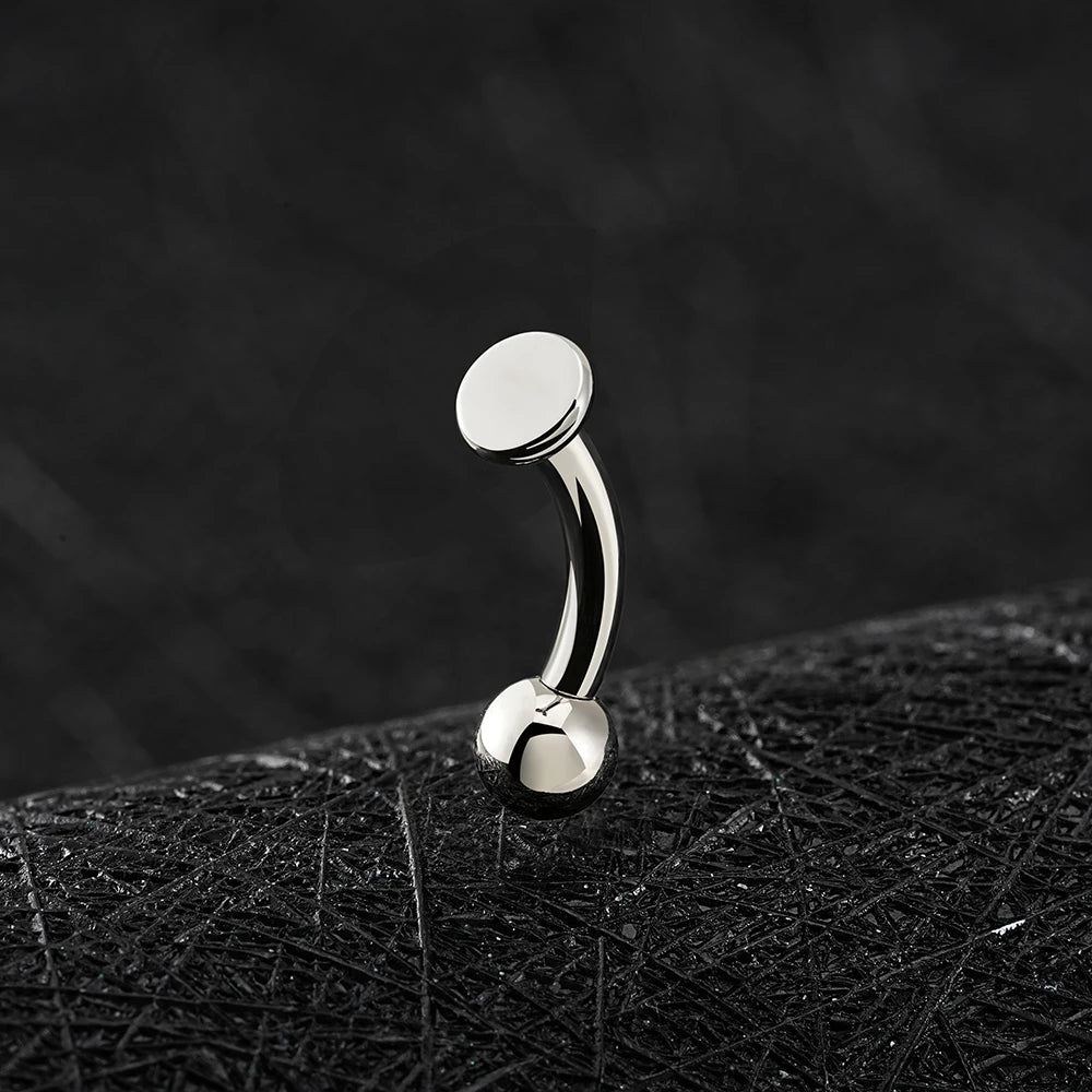 Rhino næse piercing med en flad skive en flad top titanium buet barbel ...