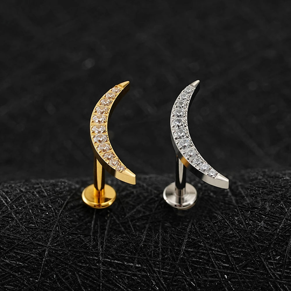 Gebogenes Helix-Ohrstecker mit klaren Diamant CZ-Steinen und einem lan ...