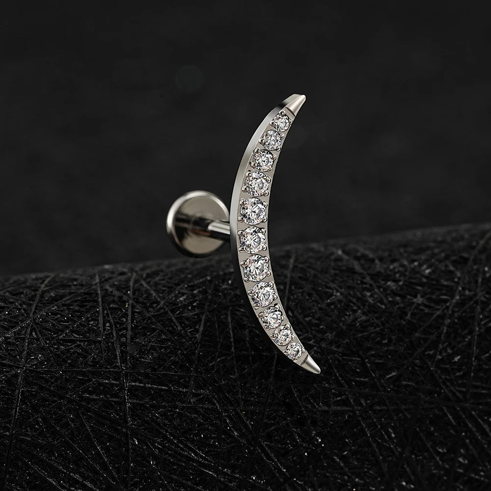 Gebogenes Helix-Ohrstecker mit klaren Diamant CZ-Steinen und einem lan ...